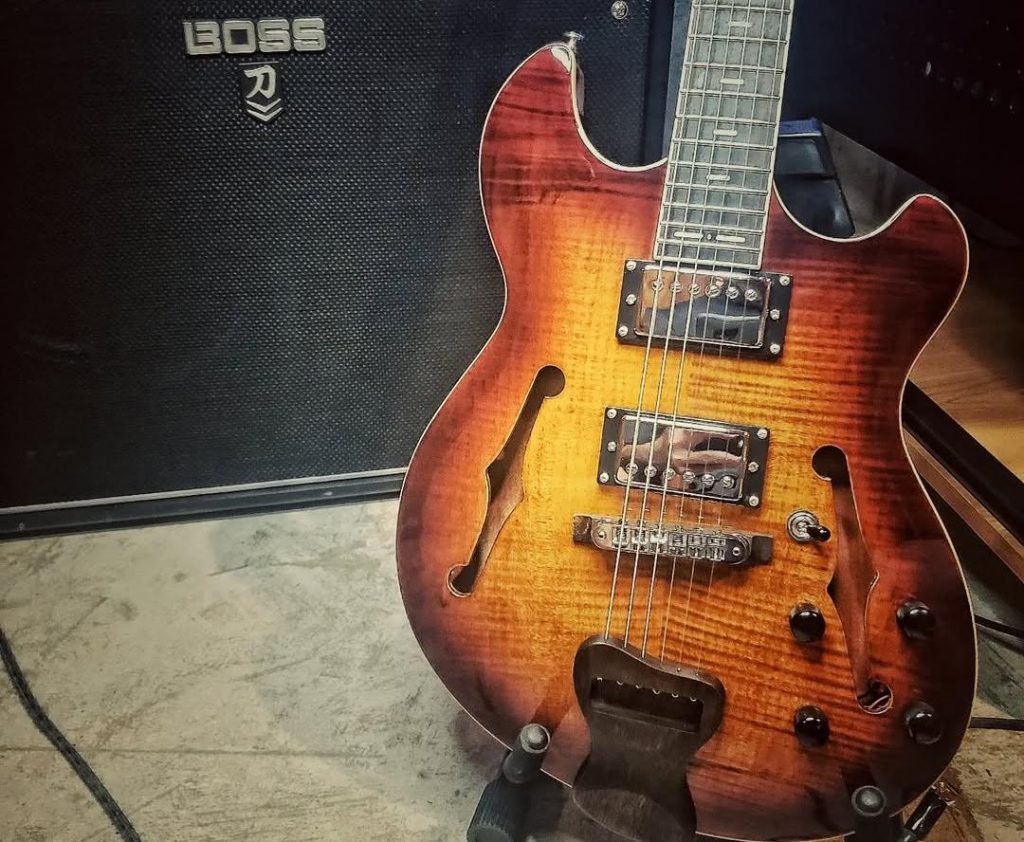 Firefly Guitars Website: Electric, Semi-Hollow, Baritone & More